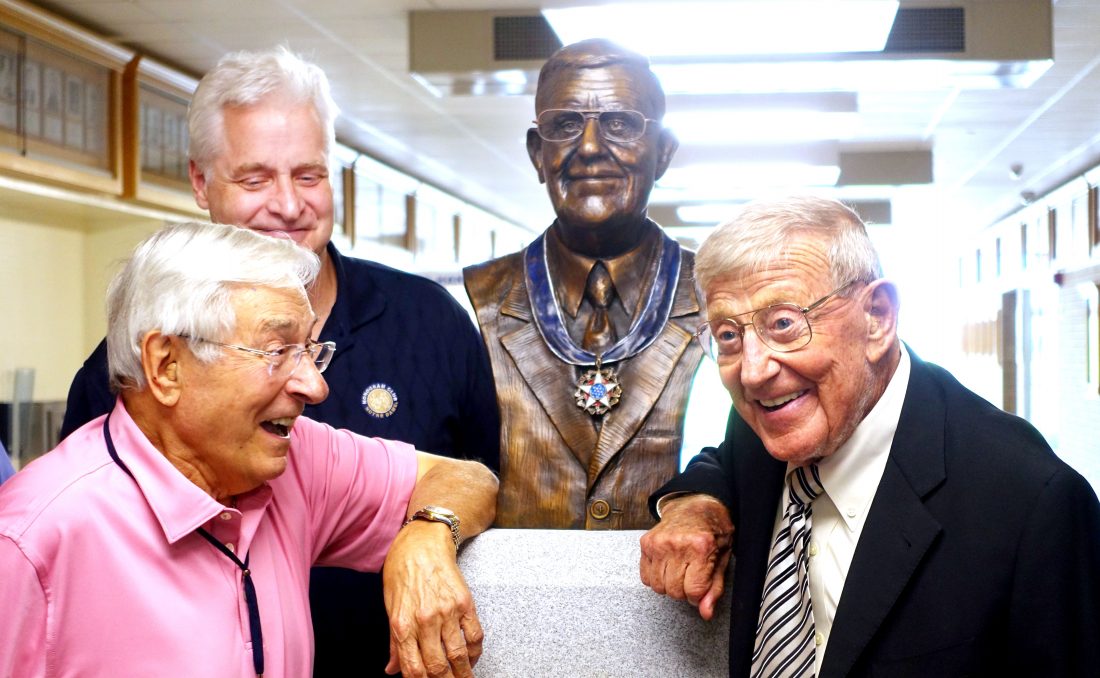 Bust honors legacy of Lou Holtz | News, Sports, Jobs - Salem News